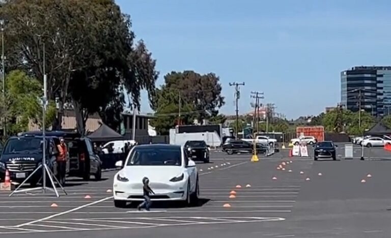 Teslin auto-pilot ne prepoznaje decu na putu(VIDEO)
